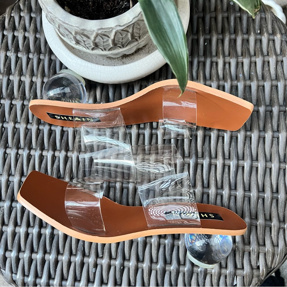 She & In Rare But Cute Transparent Shoes - Gem